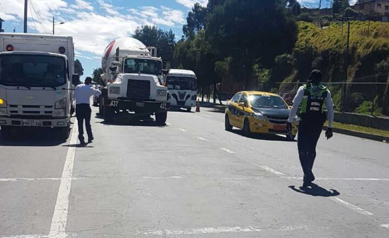 Municipio realiza operativos continuos de control en la Av. Simón Bolívar – Quito Informa
