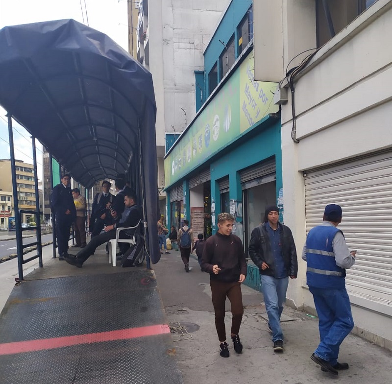Colocación de parada provisional – Quito Informa