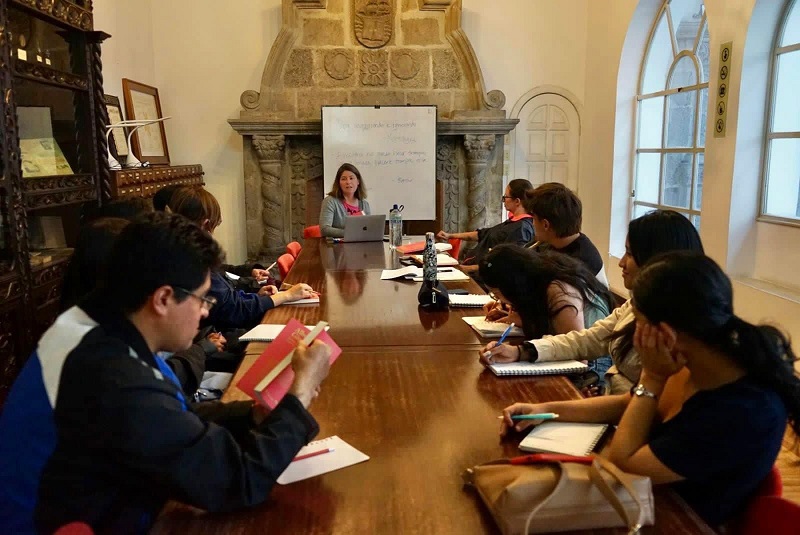Libros patrimoniales y poesía a disposición en el Centro Cultural ...