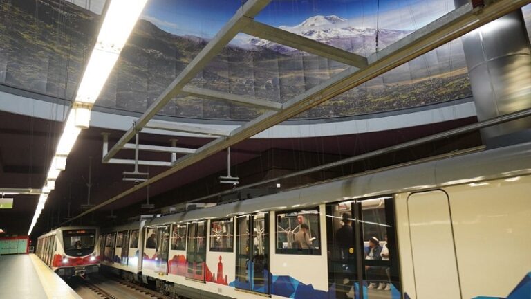 Con el tren UT 16 en marcha, la flota completa del Metro de Quito está ...